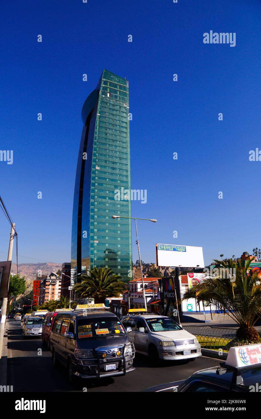 Vehicles waiting at traffic lights with the new Green Tower / Torre ...