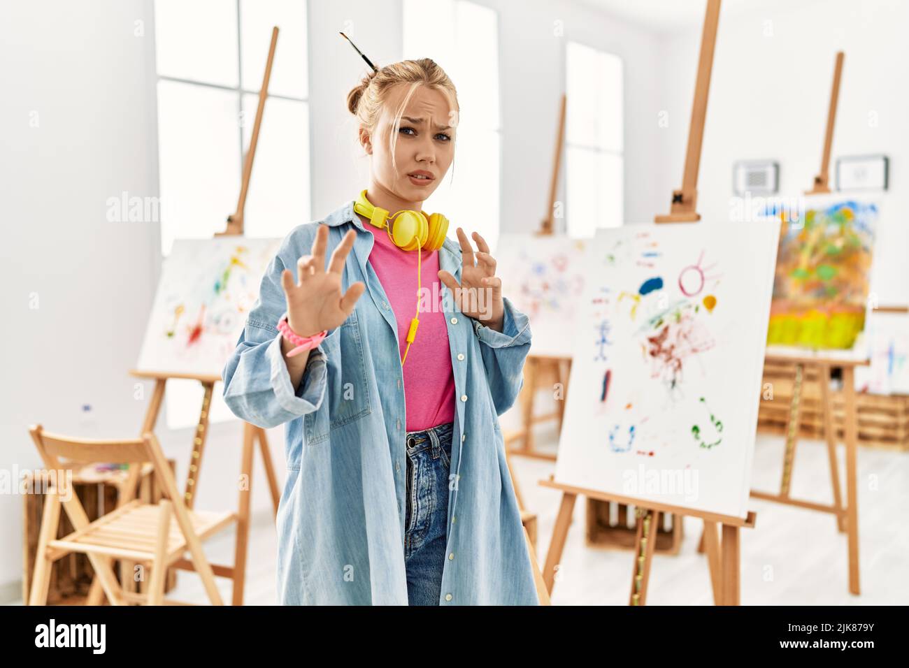 Listen disgusting hi-res stock photography and images - Alamy