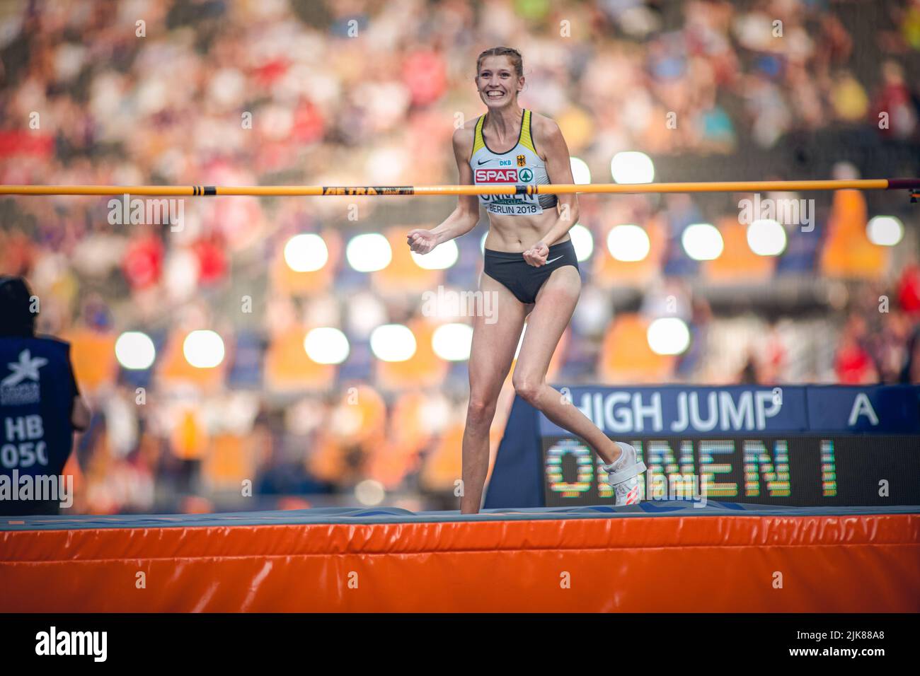 Sport athletics sport high jump celebrating hi-res stock photography ...