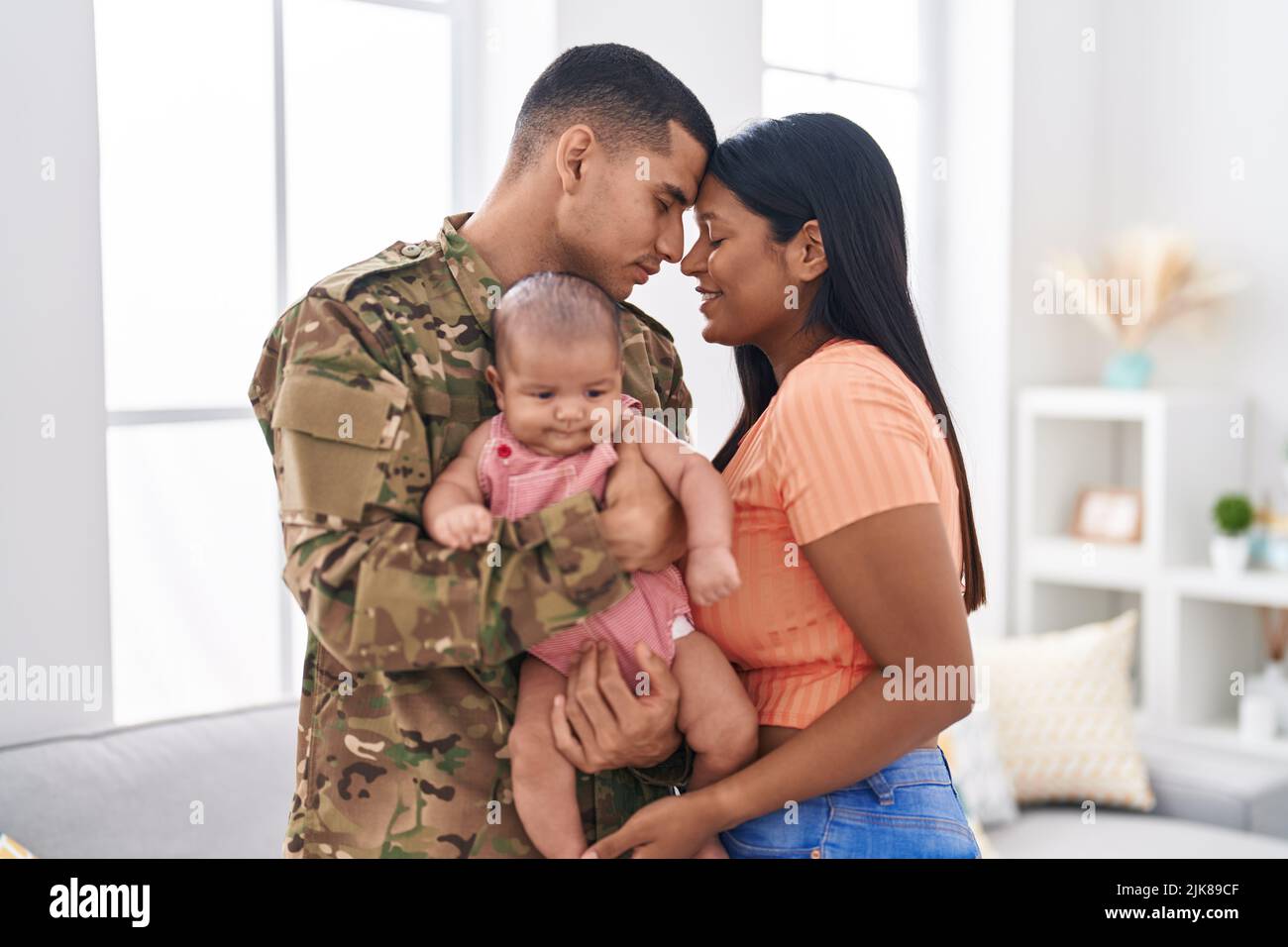 Army father hug son hi-res stock photography and images - Alamy