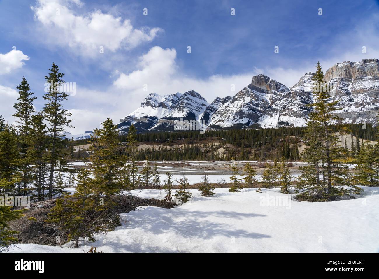 A mountain view near the Saskatchewan river Crossing, Icefields Parkway ...