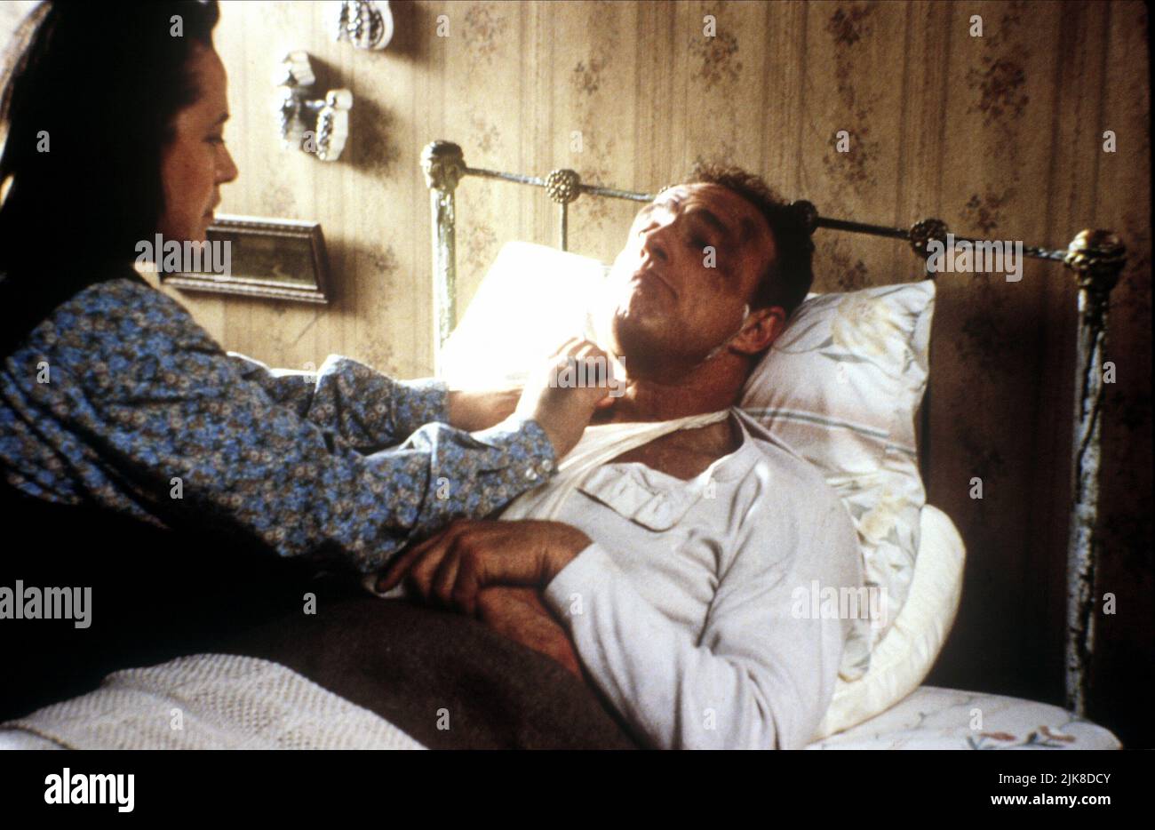Kathy Bates, James Caan Film: Misery (USA 1990) Characters: Annie ...