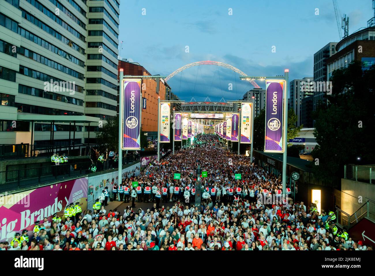 An england fan on his way to wembley stadium hi-res stock photography ...