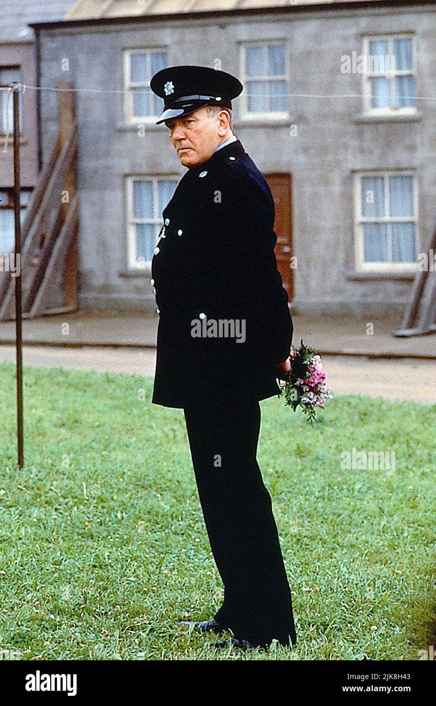 Albert Finney Film The Playboys (UK/IRL/USA 1992) Characters: Constable ...
