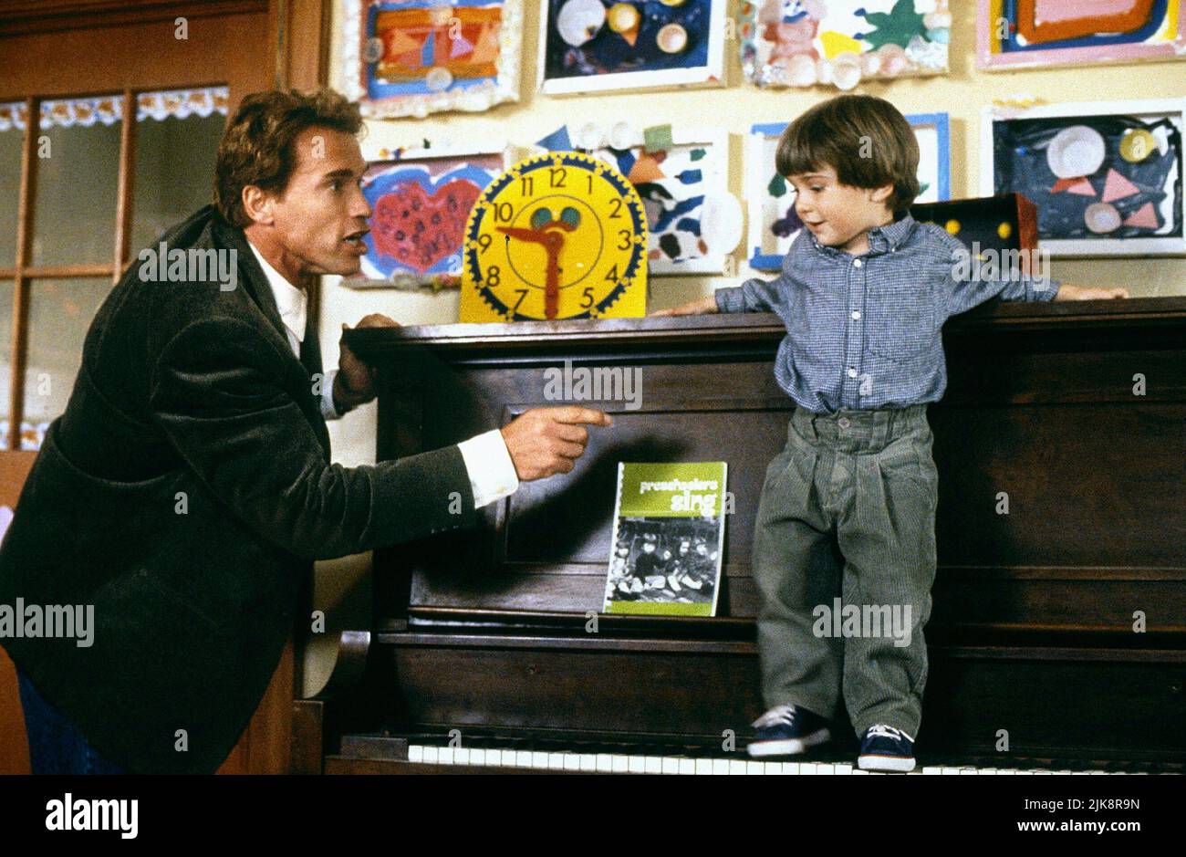 Arnold Schwarzenegger & Miko Hughes Film: Kindergarten Cop (USA 1990 ...