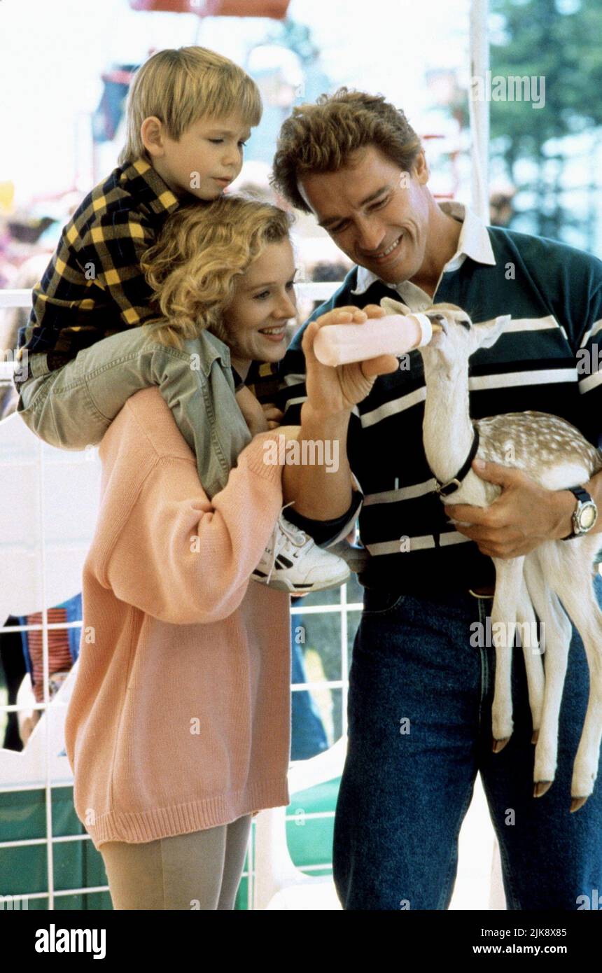 Penelope Ann Miller & Arnold Schwarzenegger Film: Kindergarten Cop (USA ...