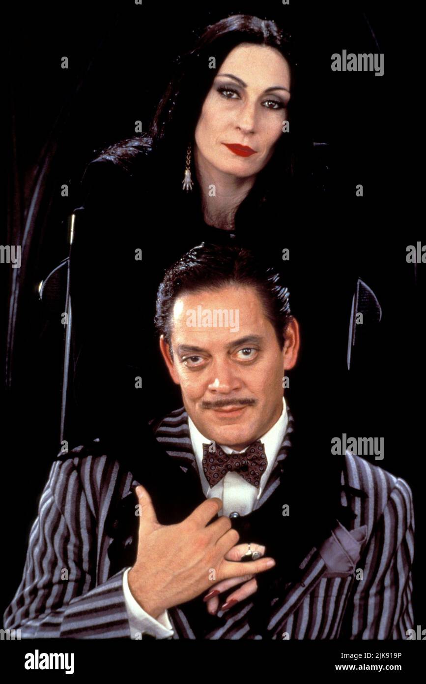 Raul julia anjelica huston hi-res stock photography and images - Alamy