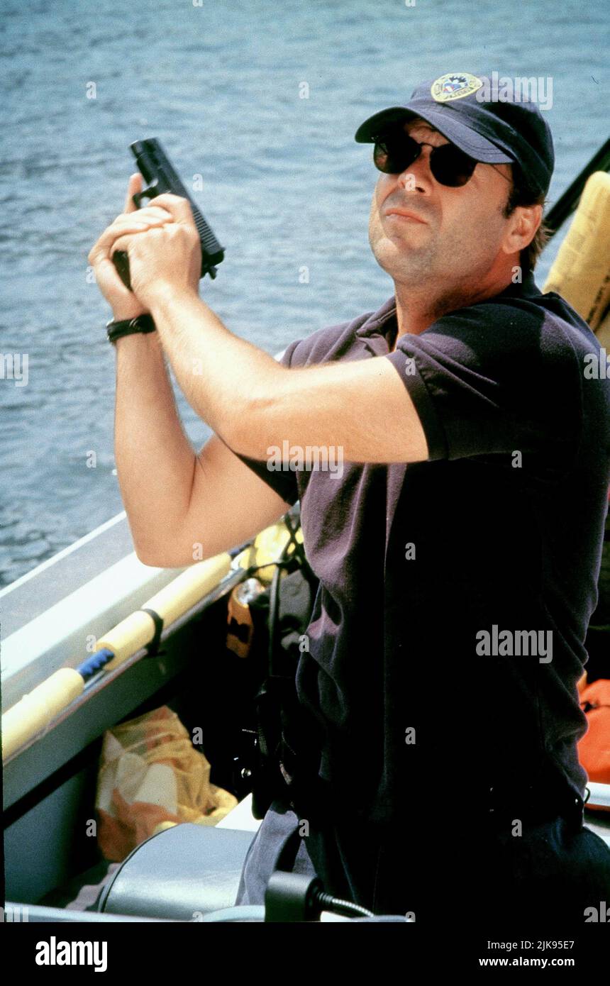 Bruce Willis Film Striking Distance (USA 1993) Characters: Det. Tom ...