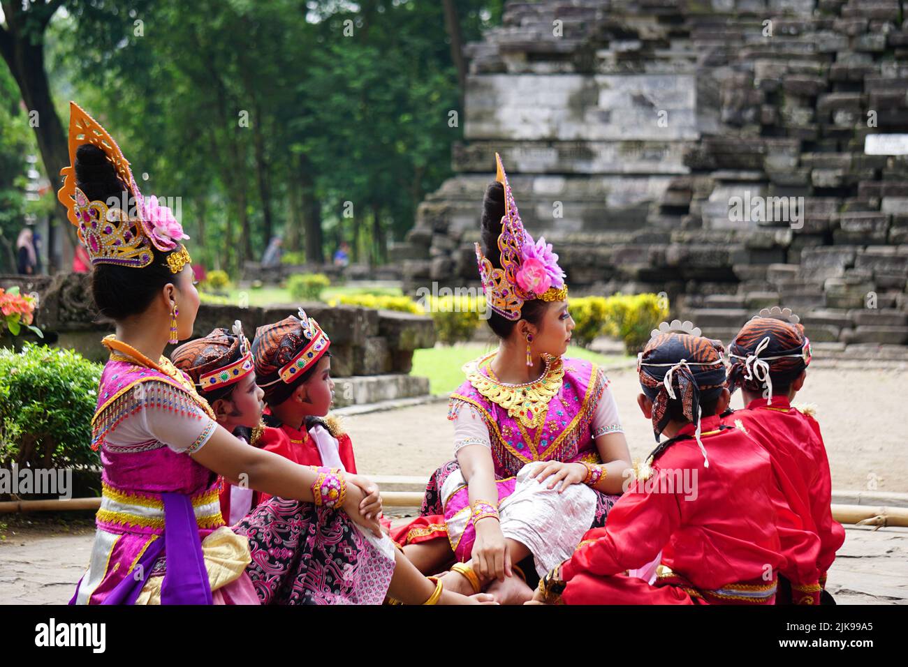 Indonesian dancer with traditional customs are ready to perform to ...