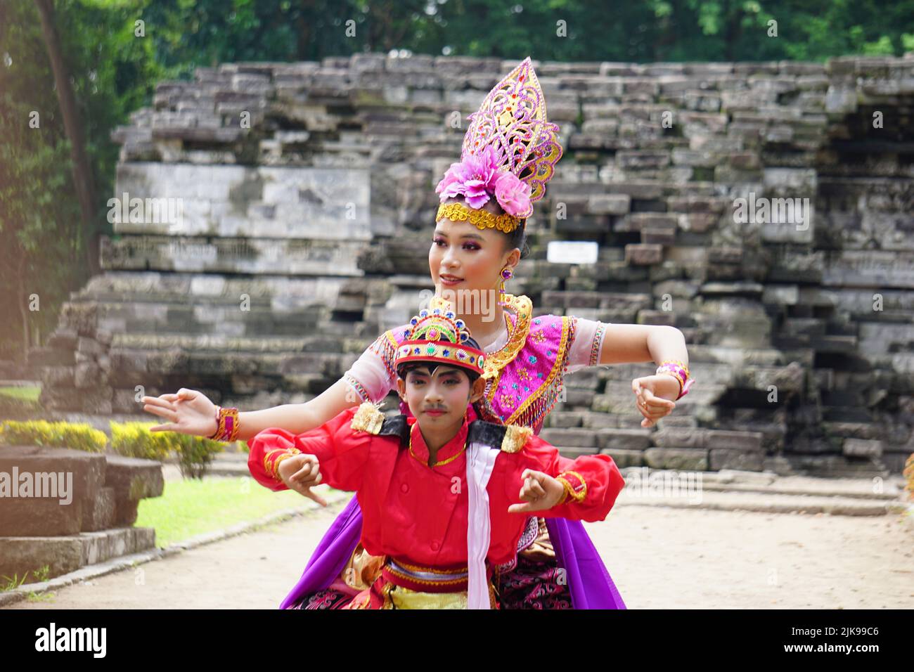 Indonesian dancer with traditional customs are ready to perform to ...