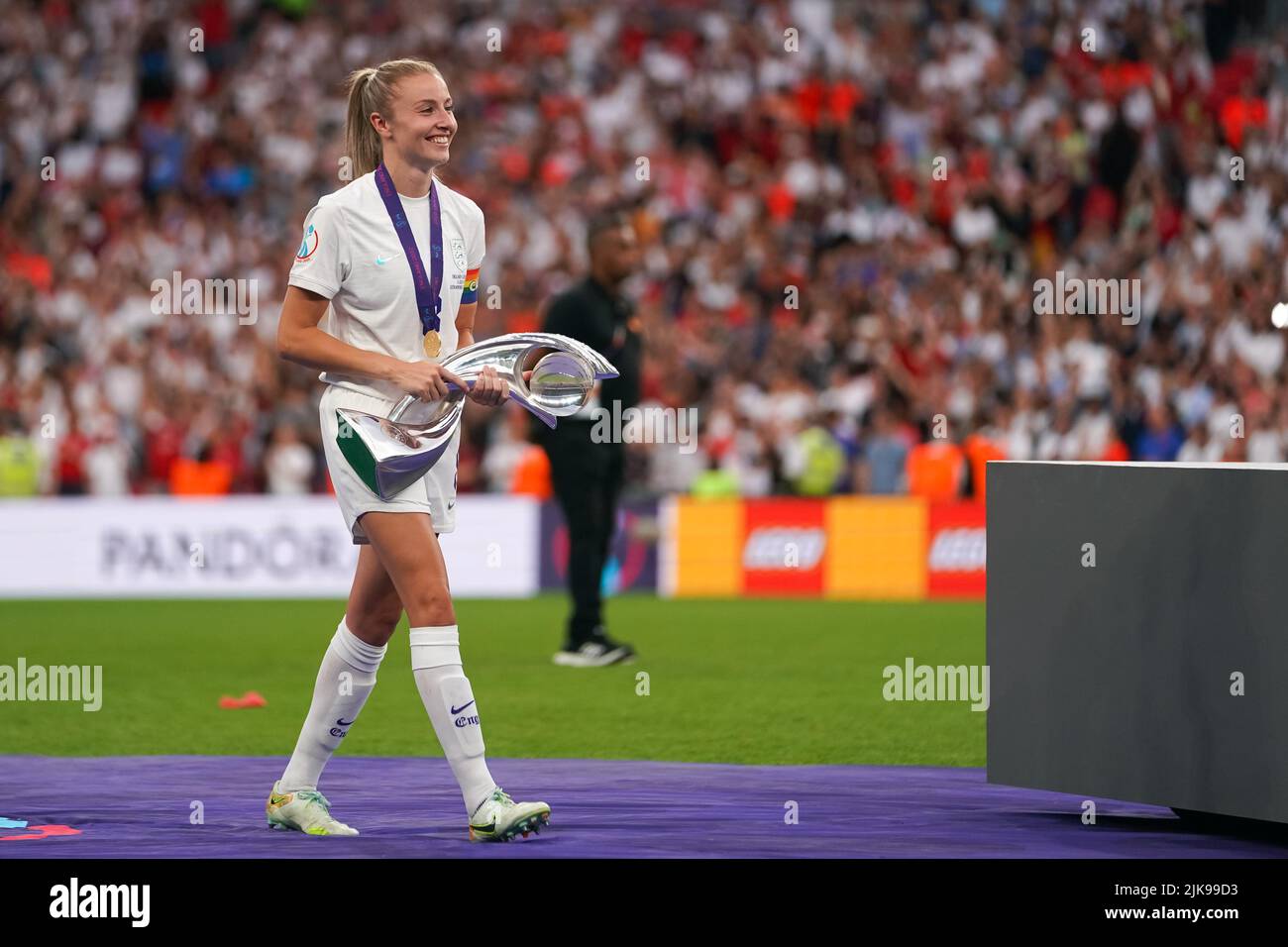 Leah williamson england captain hi-res stock photography and images - Alamy