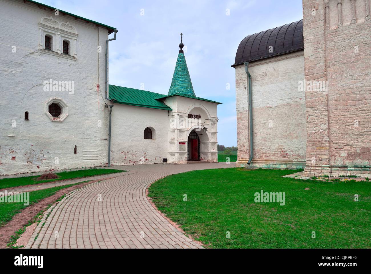 The courtyard of the Suzdal Museum. Bishops' chambers, Russian white ...