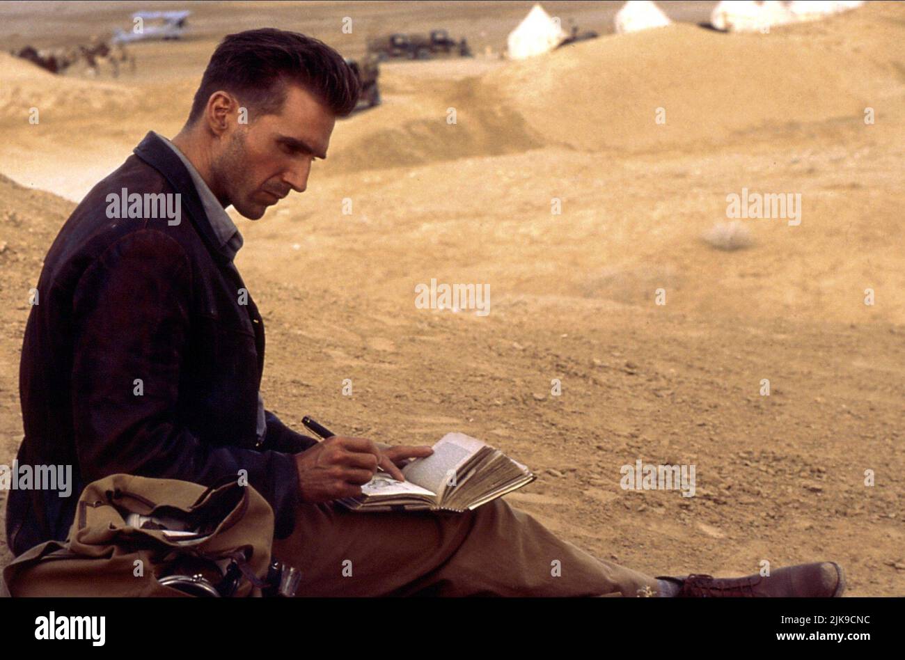 Ralph Fiennes Film The English Patient (USA/UK 1996) Characters: Count Laszlo de Almasy Director ...