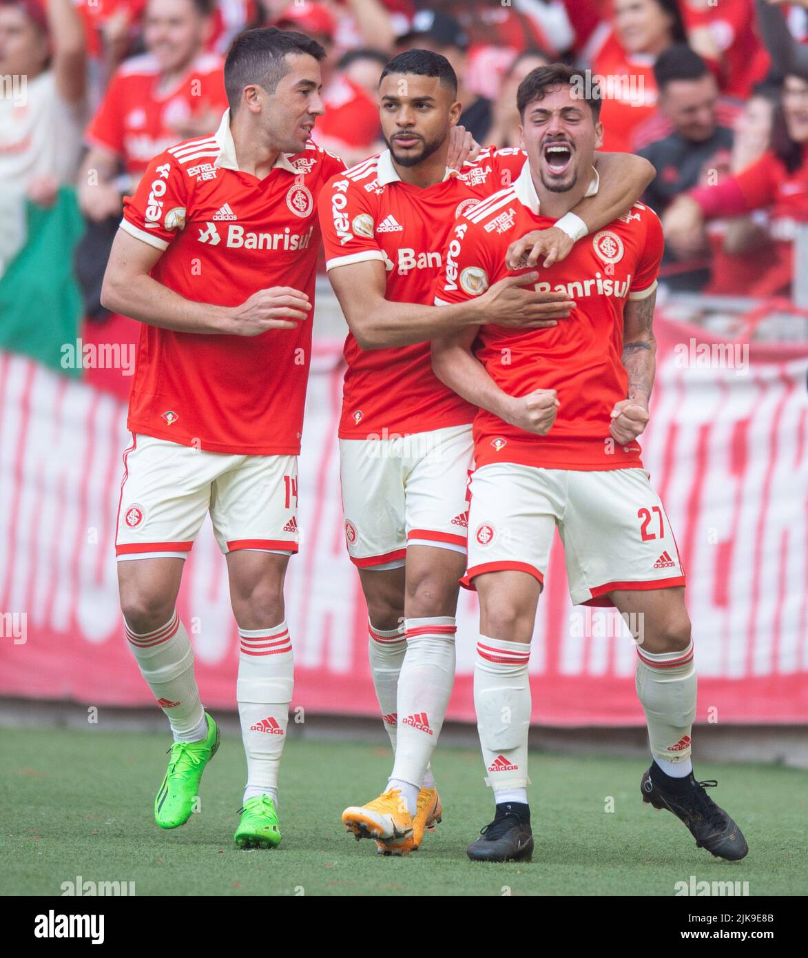 Maurício do Internacional comemora seu gol durante a partida entre ...
