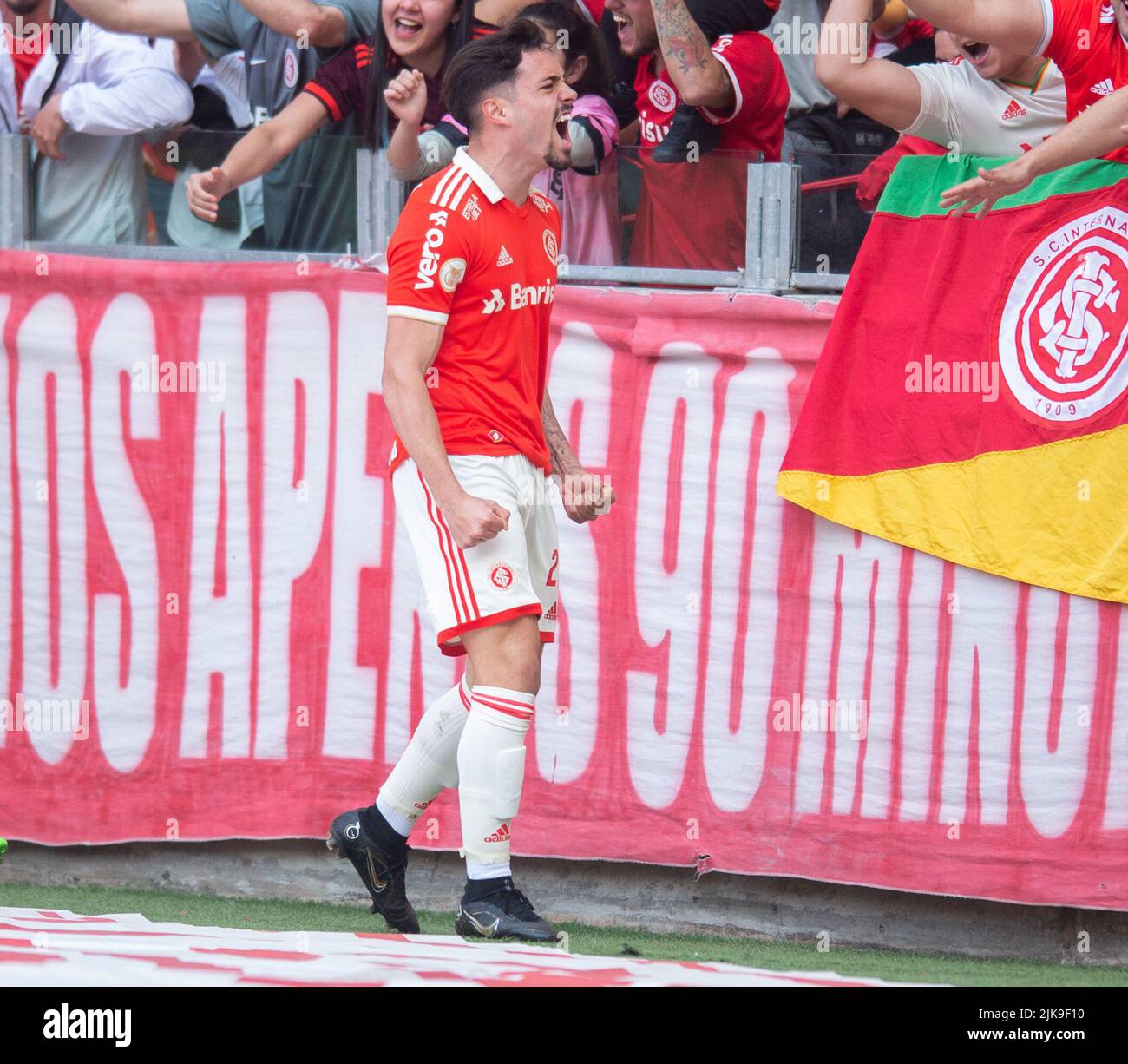 Maurício do Internacional comemora seu gol durante a partida entre ...