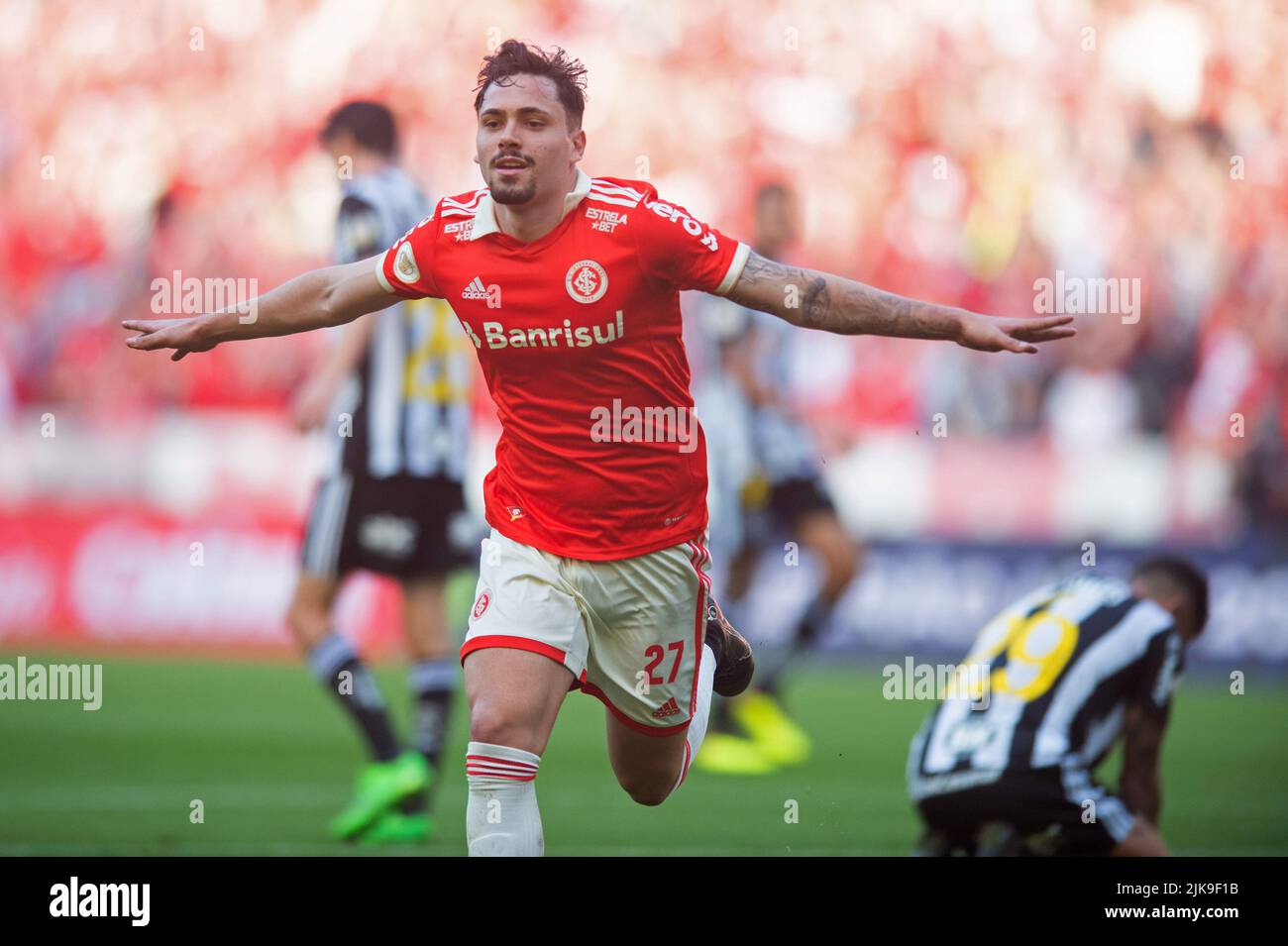 Maurício do Internacional, comemora o seu segundo gol durante a partida ...