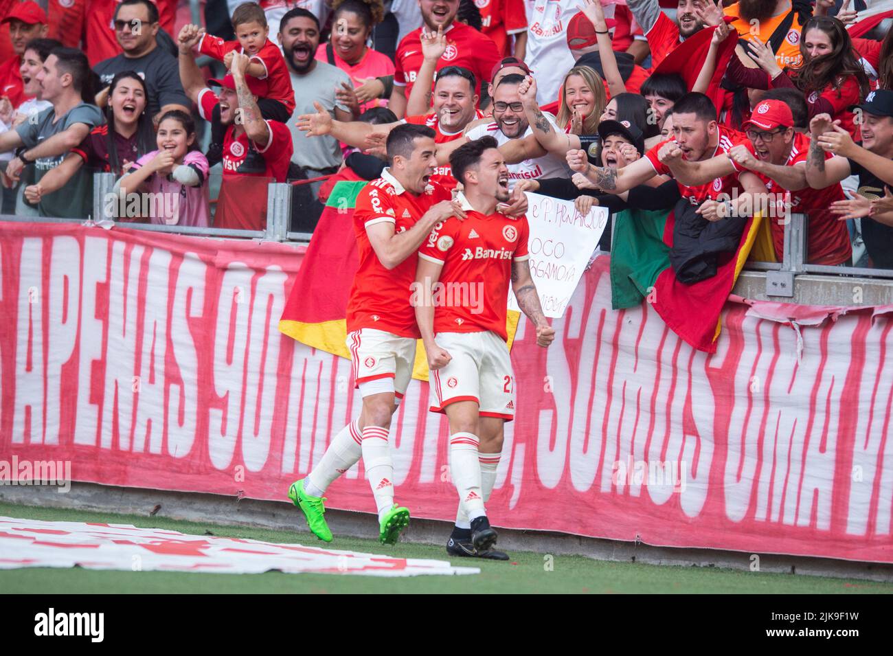 Maurício do Internacional comemora seu gol durante a partida entre ...