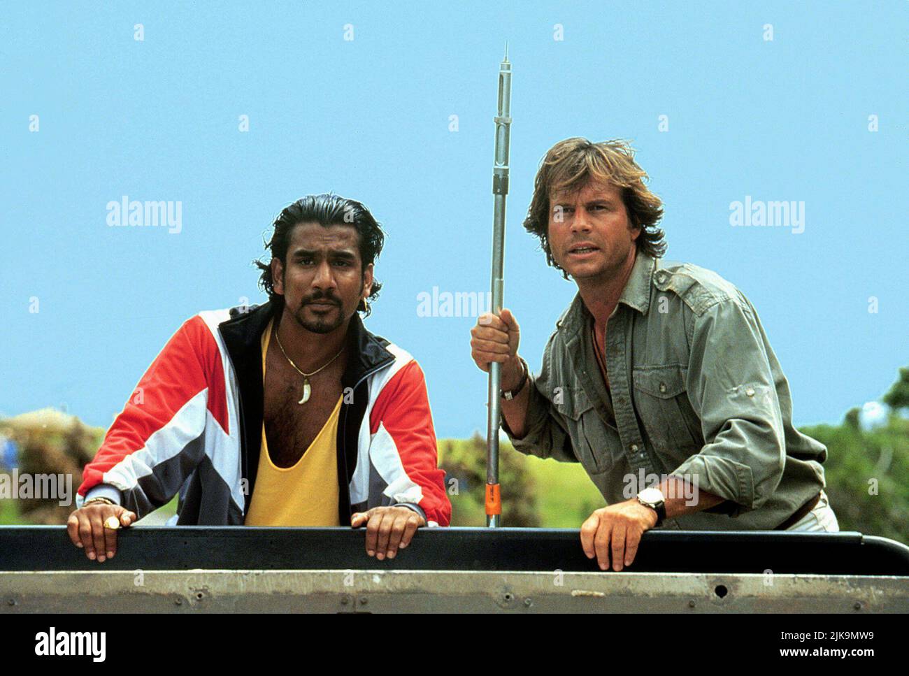 Naveen Andrews & Bill Paxton Film: Mighty Joe Young (USA 1998 ...