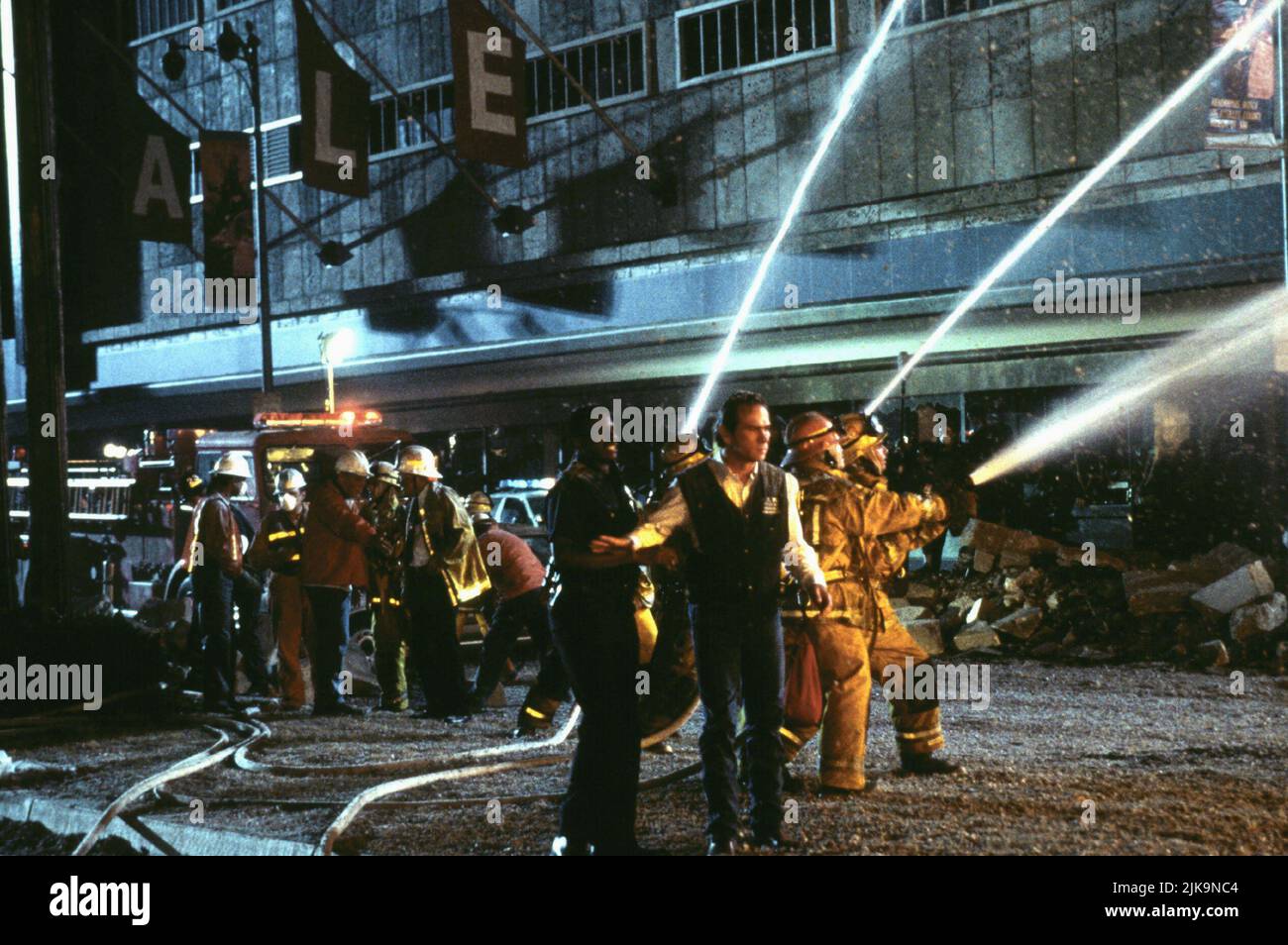 Keith David & Tommy Lee Jones Film: Volcano (USA 1997) Characters ...