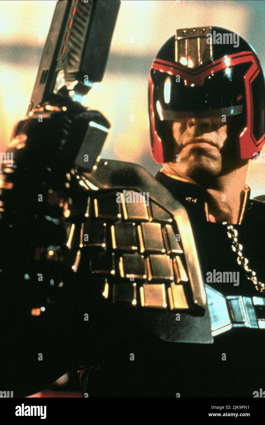 Sylvester Stallone Film: Judge Dredd (USA 1995) Characters: Judge Dredd ...