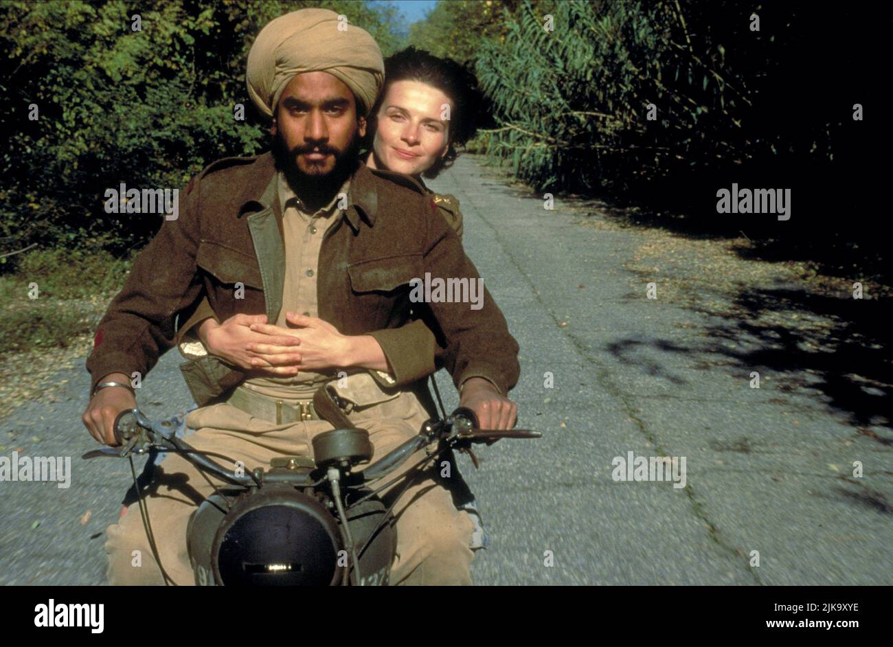 Naveen Andrews & Juliette Binoche Film: The English Patient (USA/UK 1996) Characters: Kip, Hana ...
