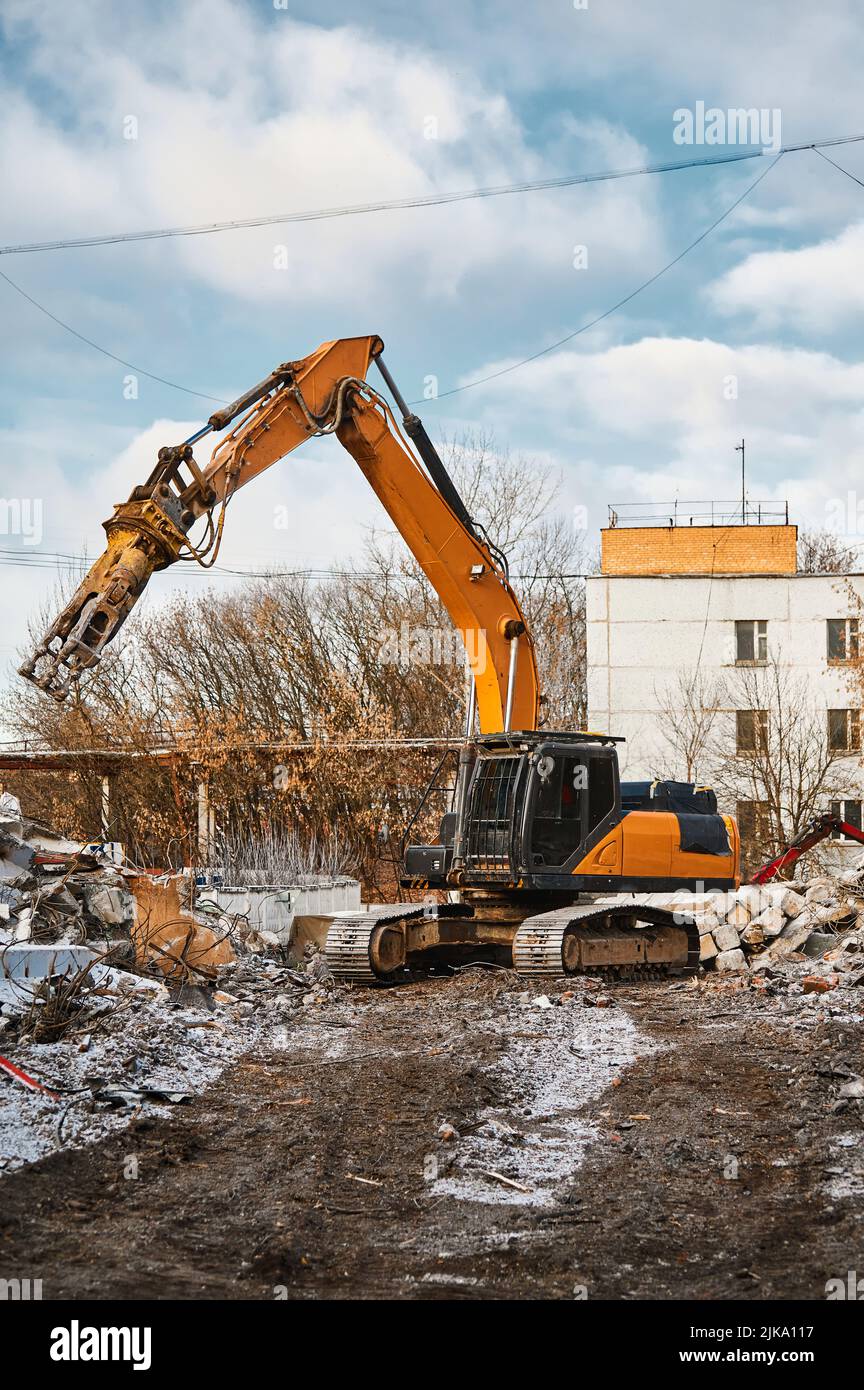 Excavator with hydraulic scissors Stock Photo - Alamy