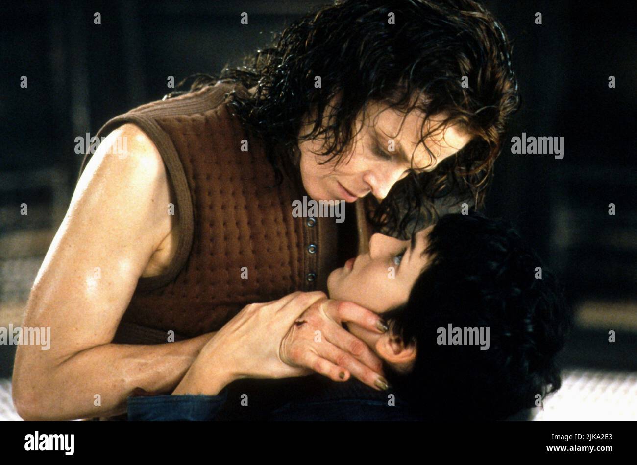Sigourney Weaver And Winona Ryder Film Alien Resurrection Alien 4