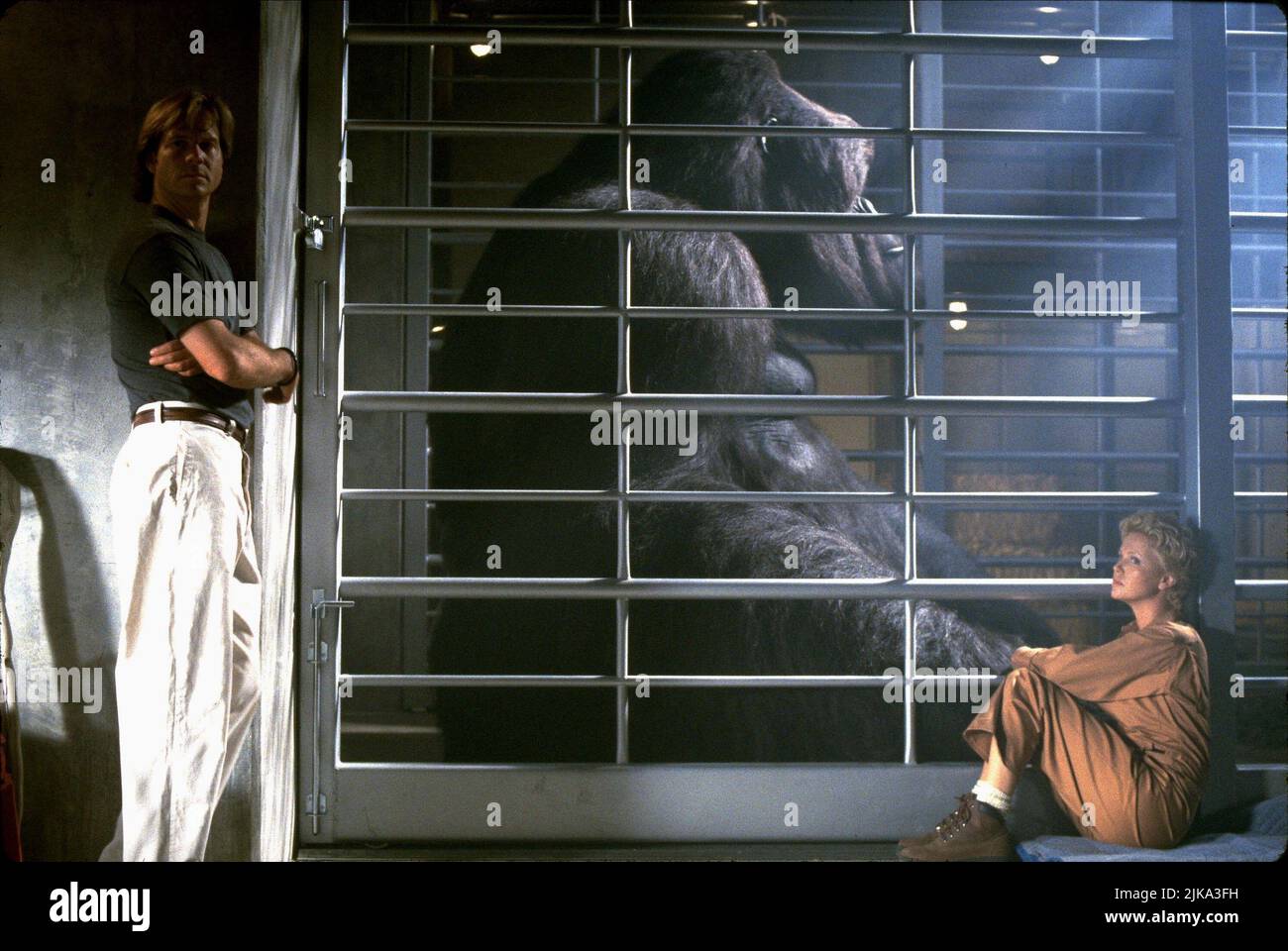 Bill Paxton, Gorilla & Charlize Theron Film: Mighty Joe Young (USA 1998 ...