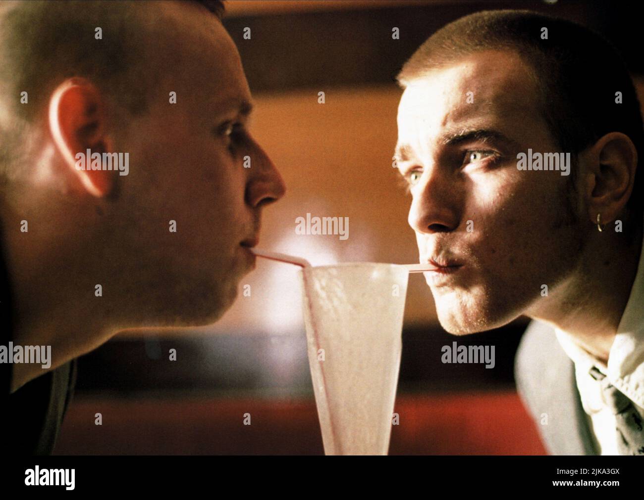 Ewen Bremner & Ewan Mcgregor Film Trainspotting (UK 1996) Characters: Spud & Renton Director ...