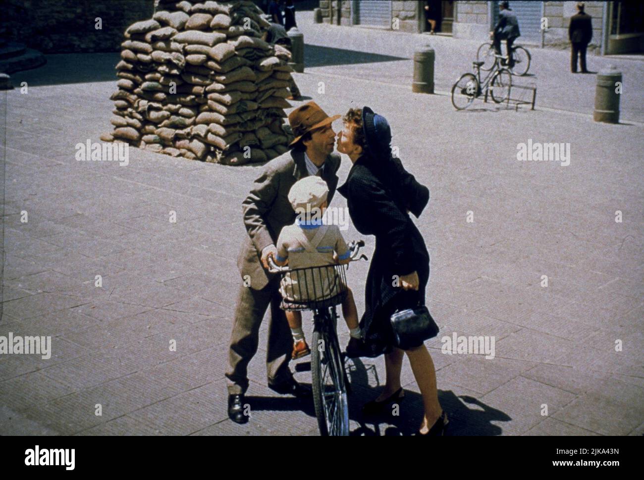 Roberto Benigni, Giorgio Cantarini & Nicoletta Braschi Film: Life Is ...