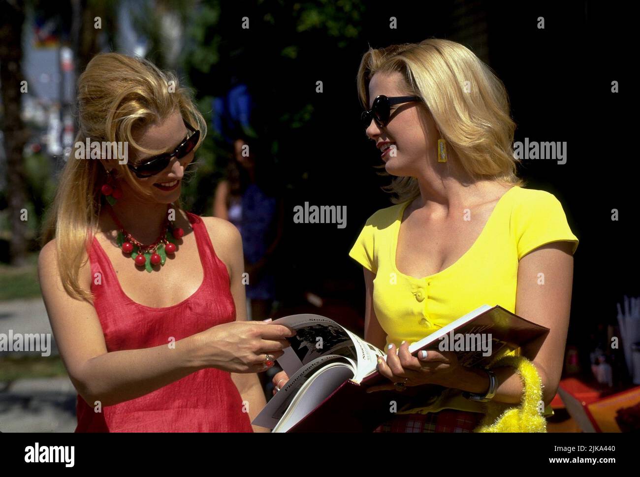 Lisa Kudrow & Mira Sorvino Film Romy And Michele'S High School Reunion ...