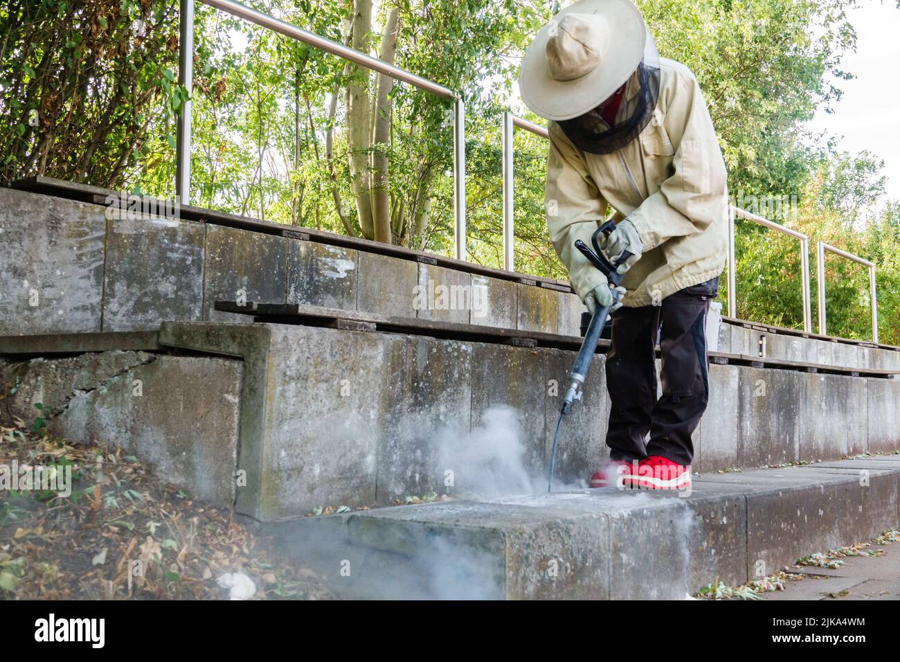 Laatzen, Germany. 28th July, 2022. Pest controller Günter Schaper uses ...
