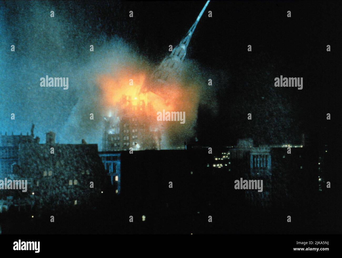 Chrysler building explodes godzilla 1998 hi-res stock photography and ...