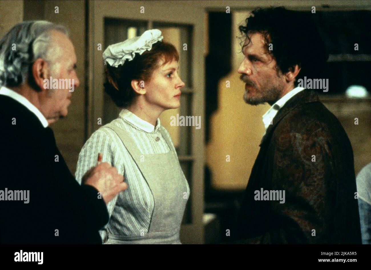 George Cole, Julia Roberts & John Malkovich Film: Mary Reilly (1996 ...
