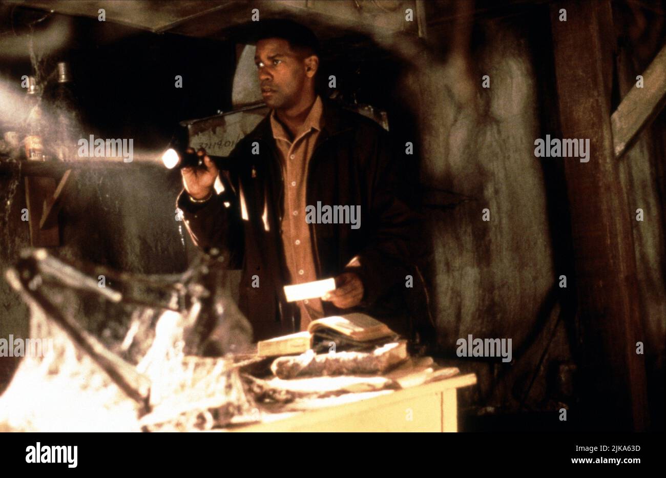 Denzel Washington Film Fallen (1995) Characters: Det. John Hobbes ...