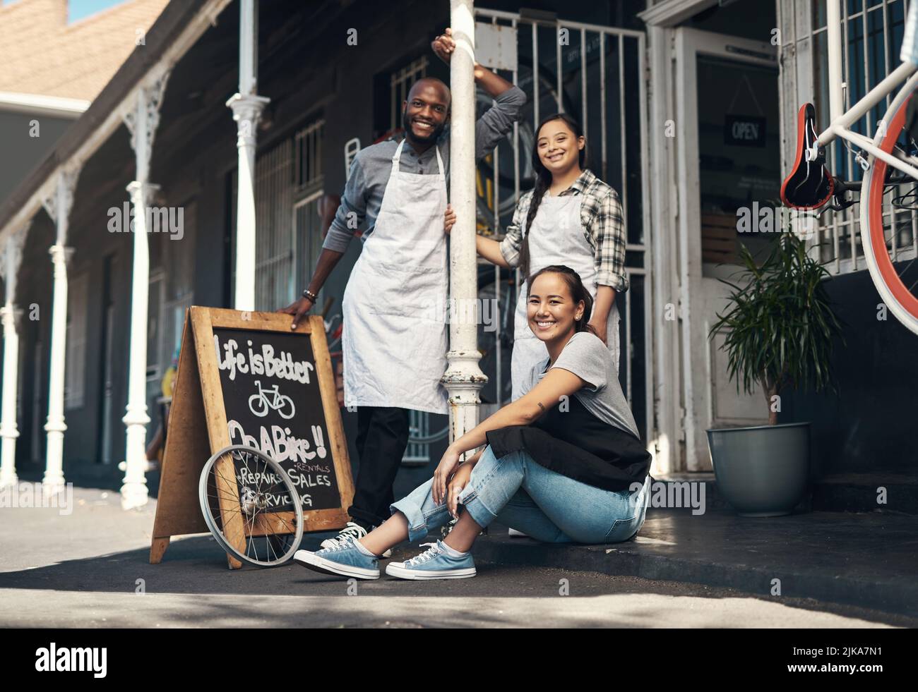 Man sitting outside store hi-res stock photography and images - Alamy