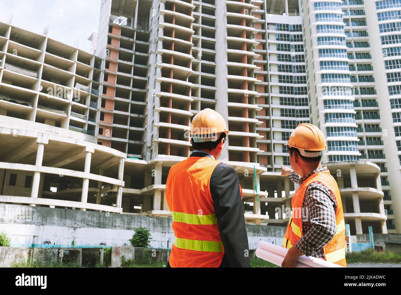 Worker back view building back hi-res stock photography and images - Alamy