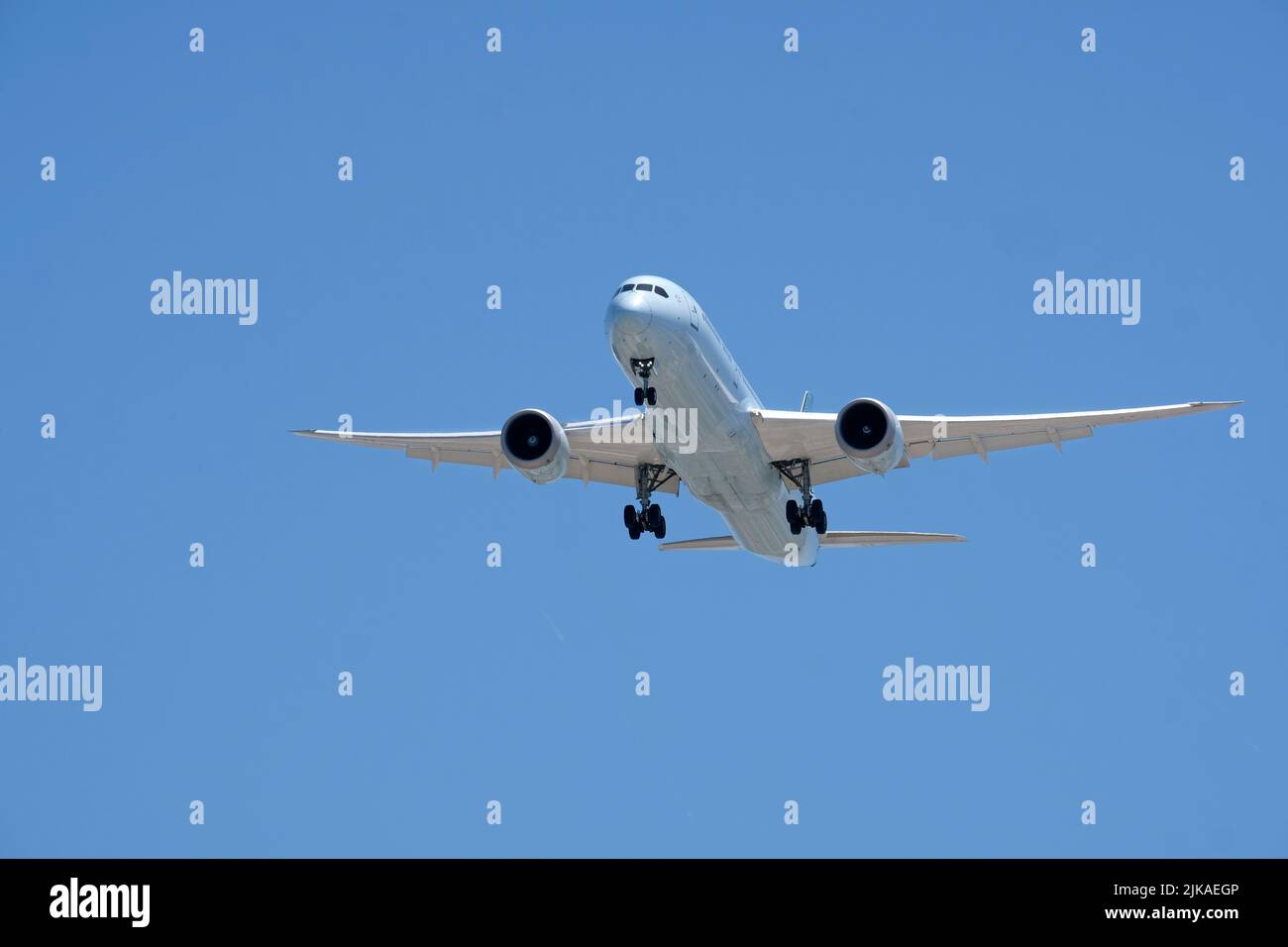 Approaching plane hi-res stock photography and images - Alamy