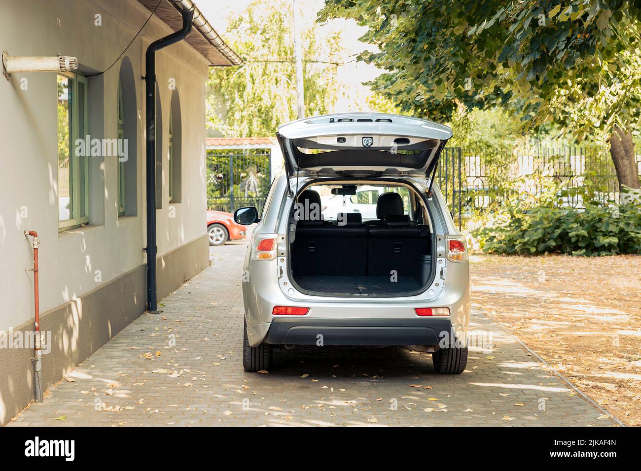 Car trunk open hi-res stock photography and images - Alamy