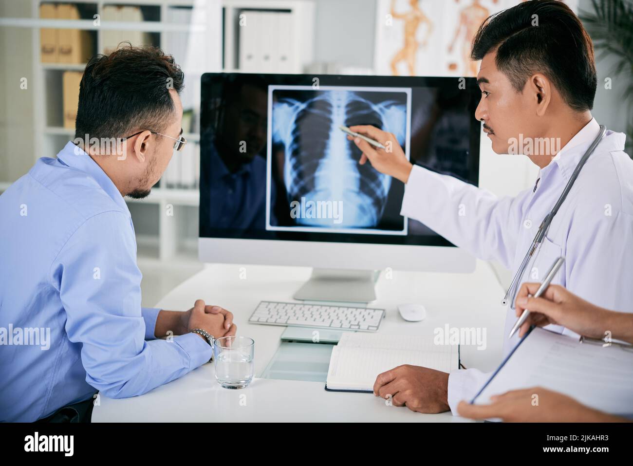 Doctor showing chest x-ray to patient and explaining the problem Stock ...