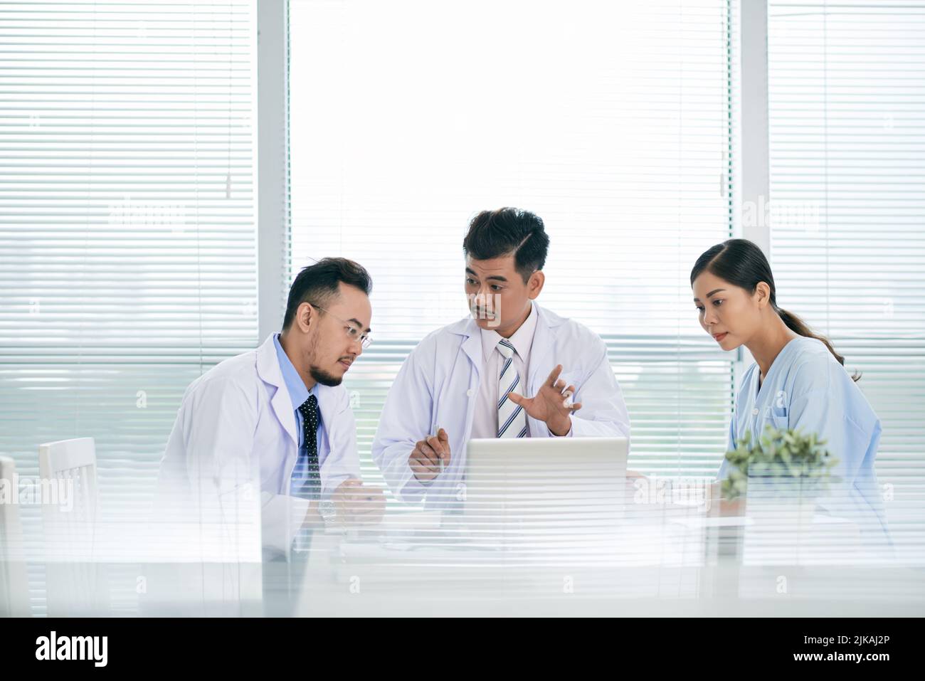 Asian doctors discussing innovations in medicine at the meeting Stock ...