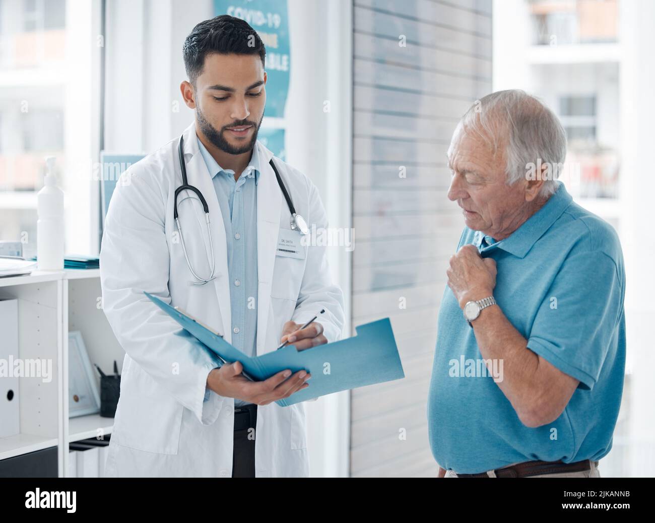 Doctor writing in patient chart hi-res stock photography and images - Alamy