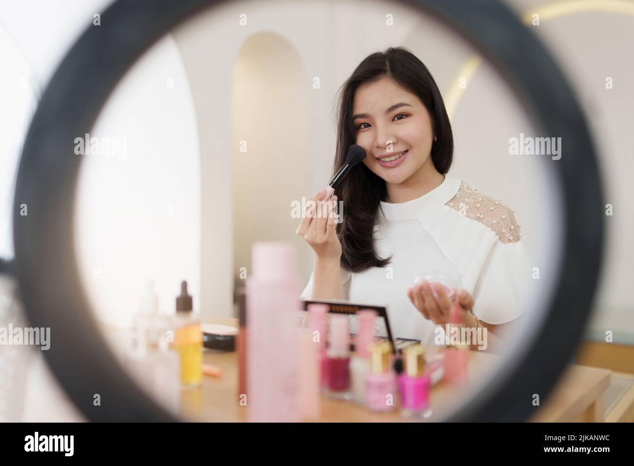 Makeup artist tutorial hi-res stock photography and images - Alamy