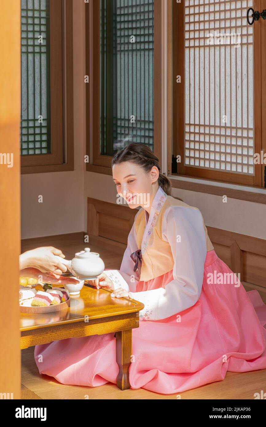 Korean and Caucasian girls experiencing traditional tea ceremony in ...