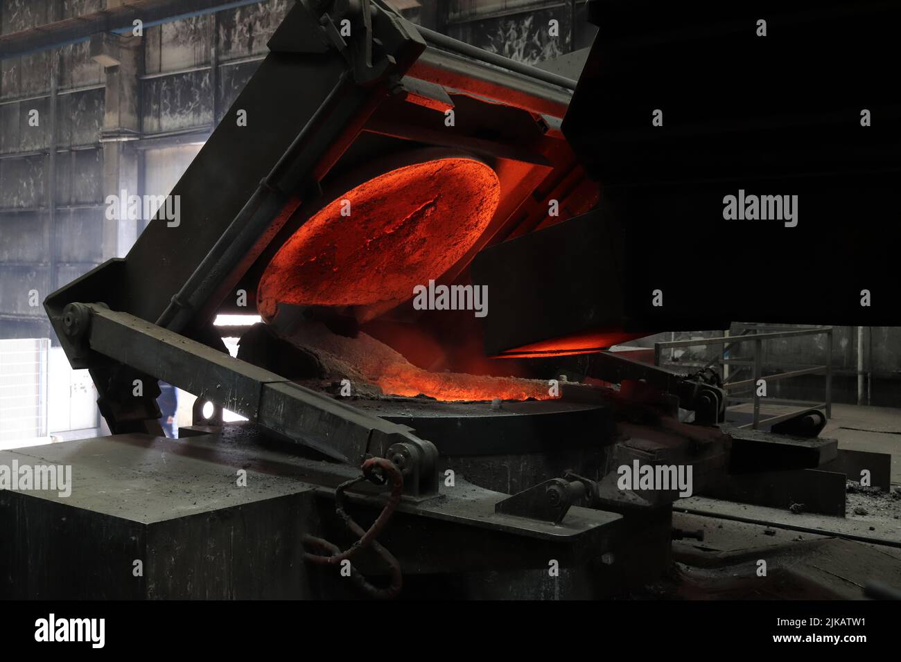 Pouring molten iron into castings hi-res stock photography and images ...