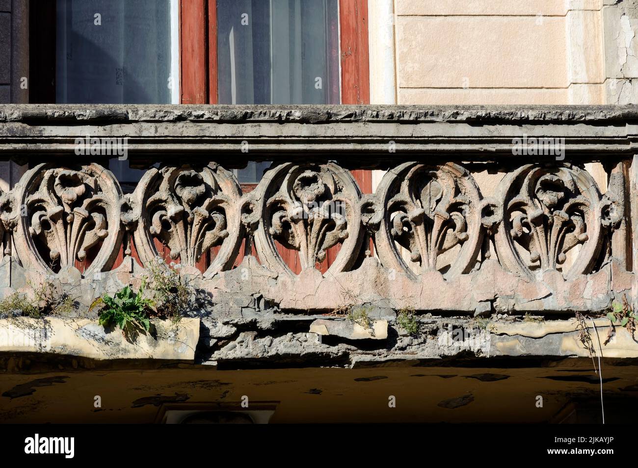 Old broken balcony hi-res stock photography and images - Alamy
