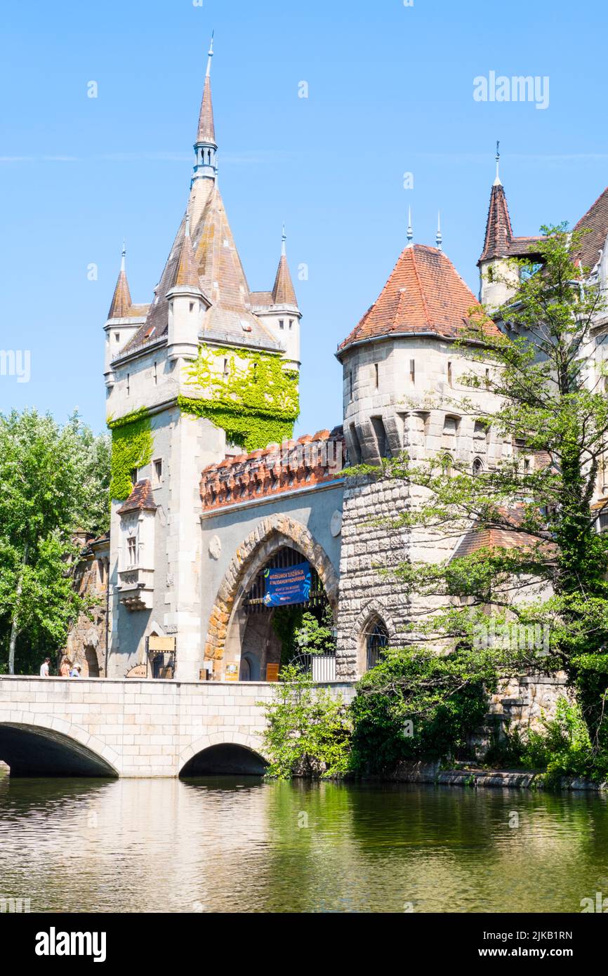 Gatehouse tower, Vajdahunyad vára, Vajdahunyad castle, Varosliget, City ...