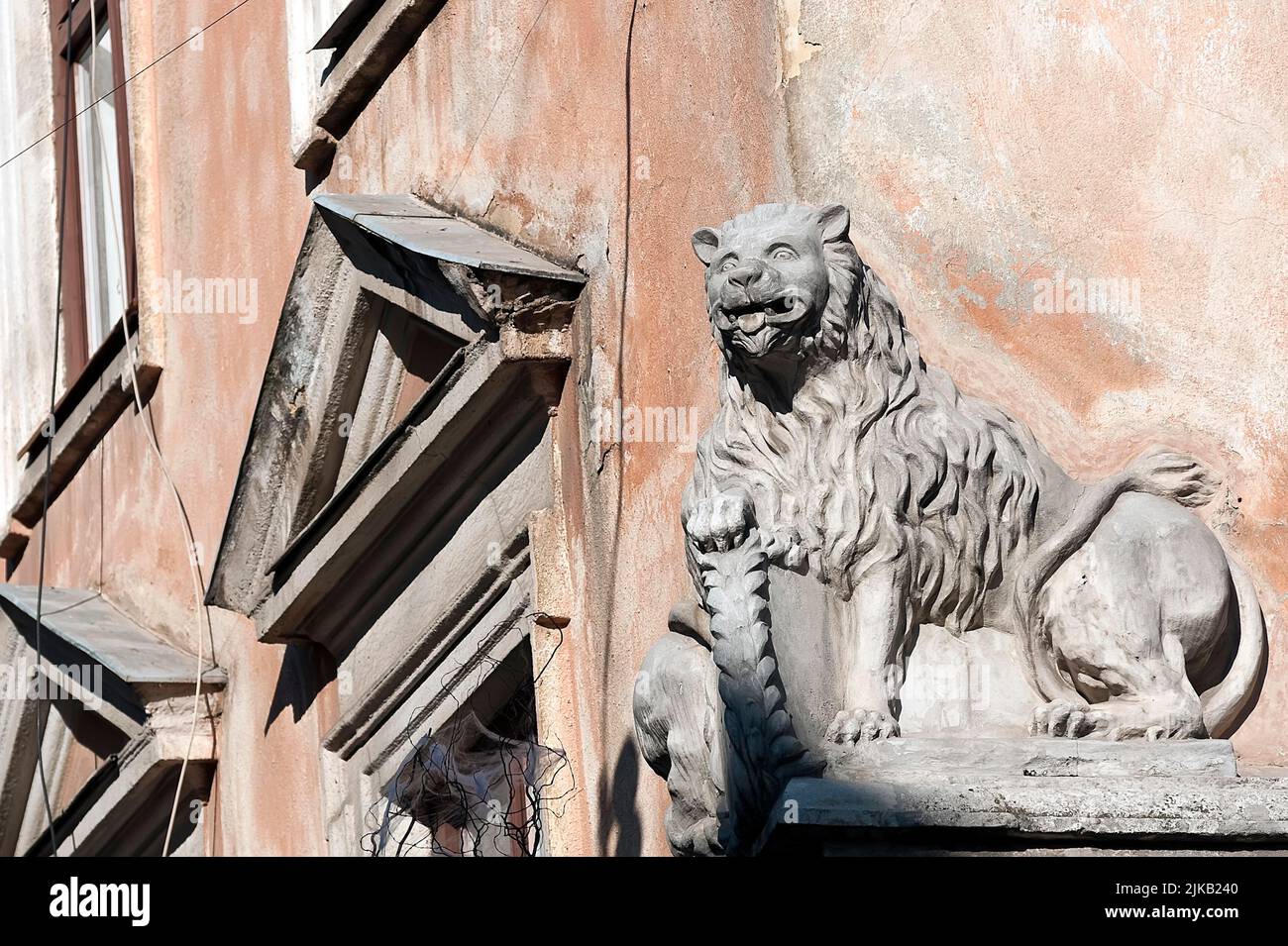 Sculpture lion element architecture building hi-res stock photography ...