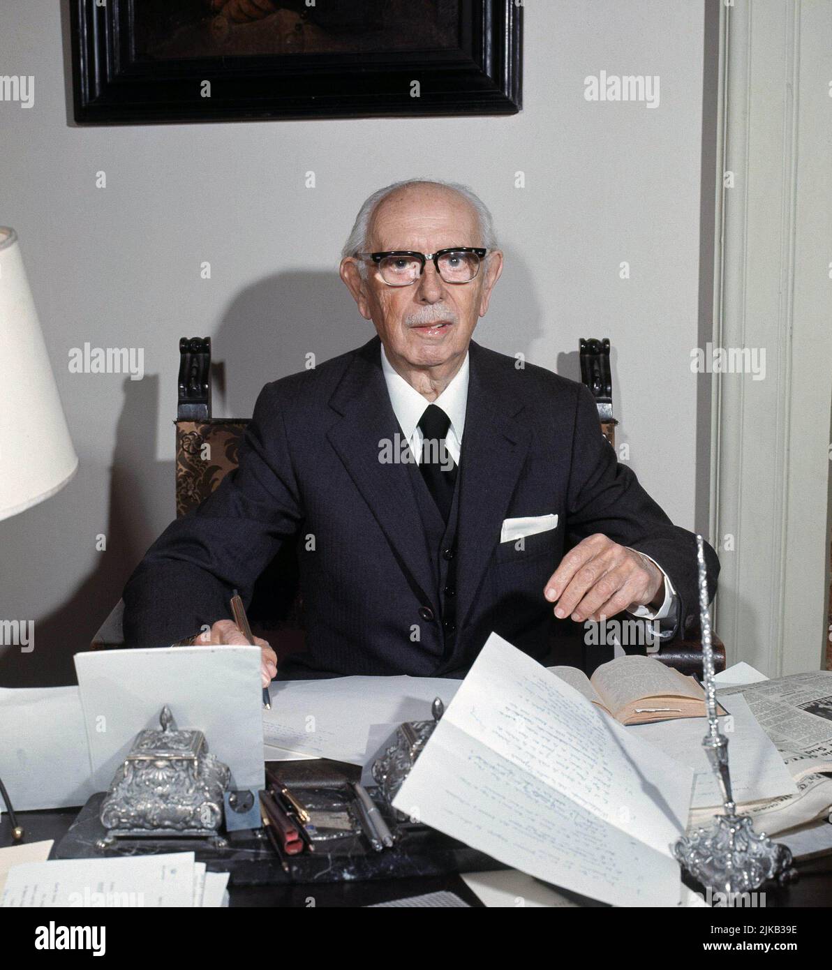 PEMAN , JOSE MARIA. ESCRITOR ESPAÑOL . CADIZ 1898 - 1981. FOTO EN SU ...