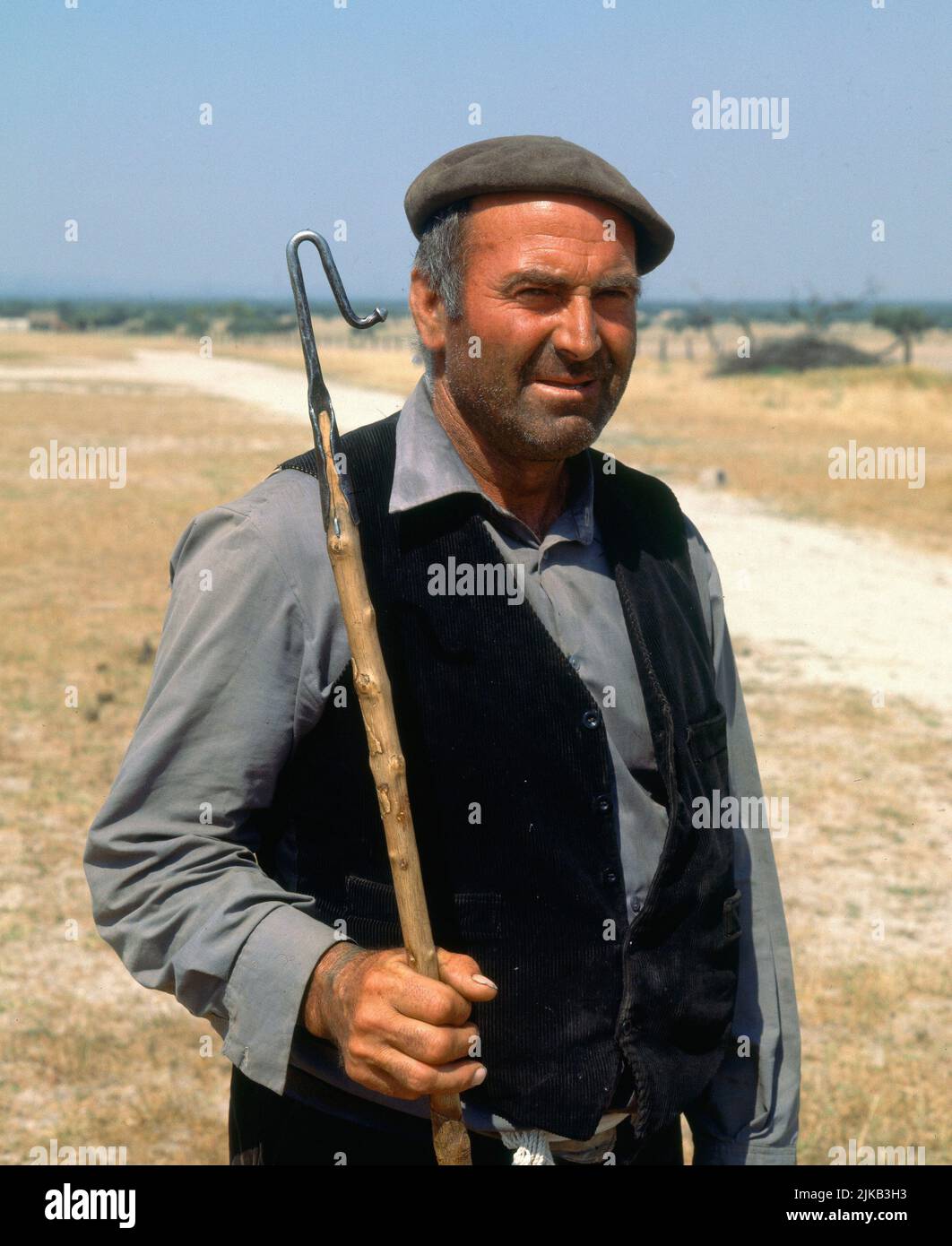 PASTOR CON CAYADO PARA AGARRAR OVEJAS. Location: EXTERIOR. PROVINCIA ...
